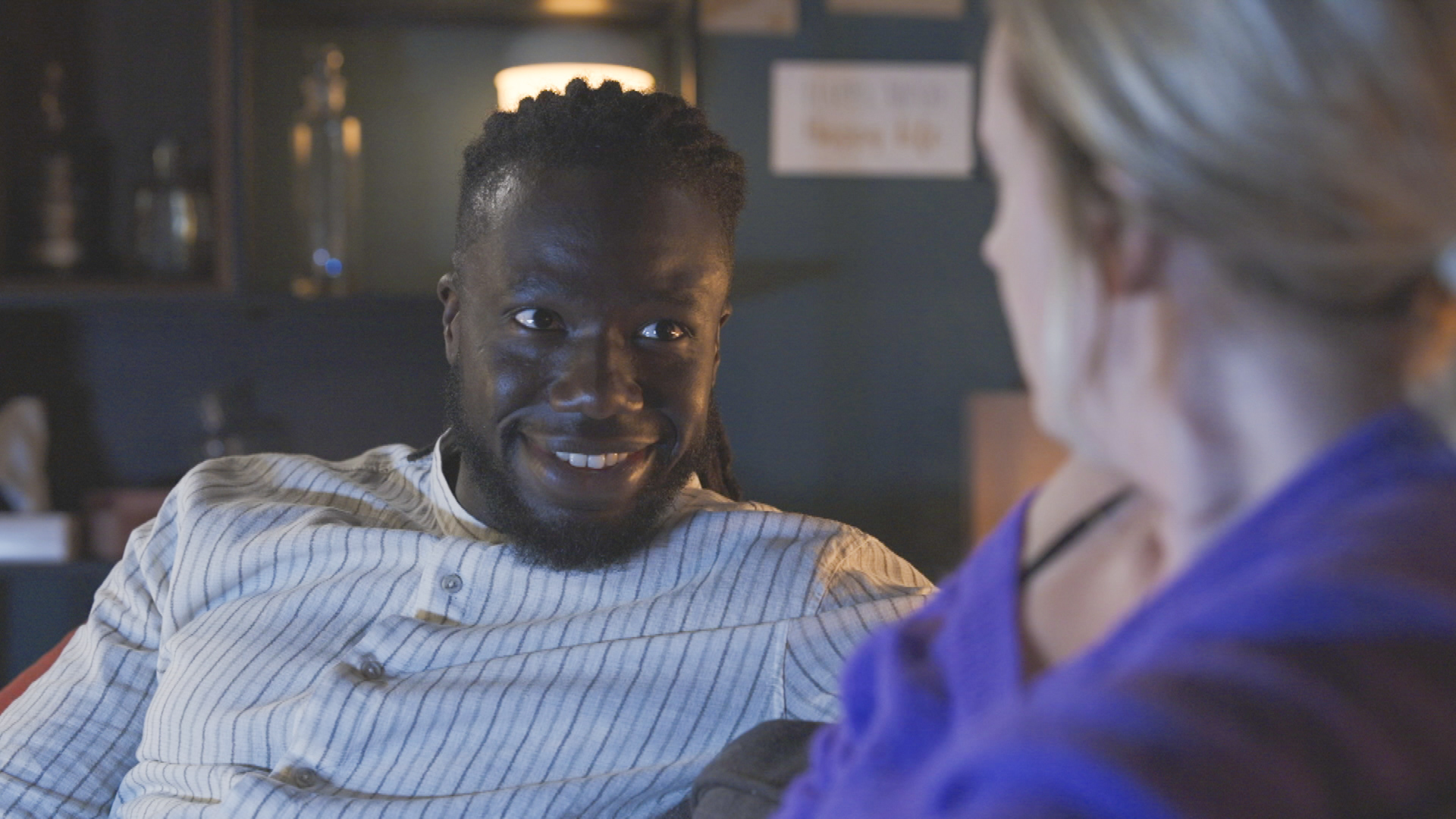 “Van brave Sunny tot moordenaar? Prince K. Appiah wil het taboe in ‘Thuis’ doorbreken!” – Soaps ...
